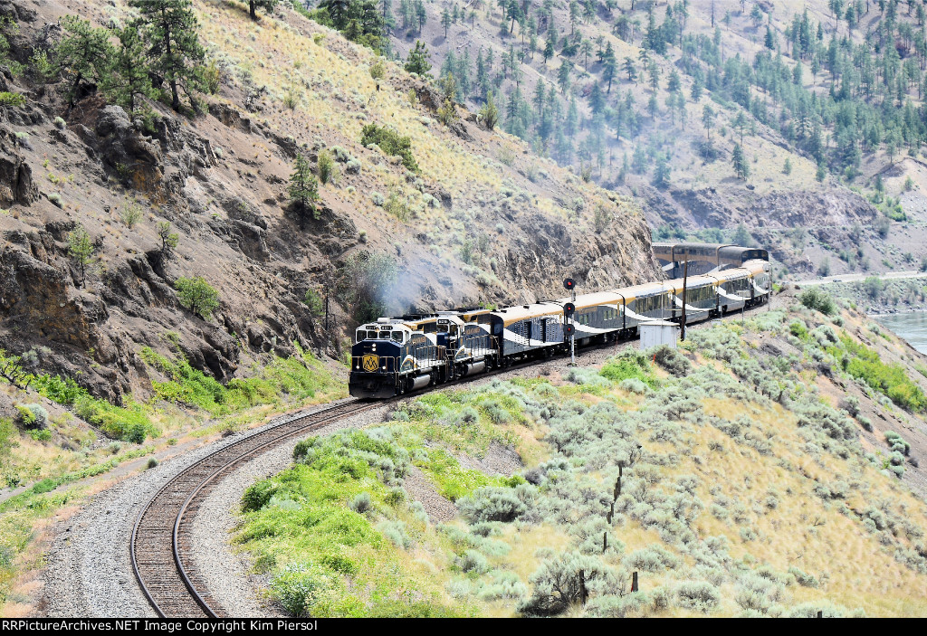 RMRX 8011 8016 "Rocky Mountaineer"
